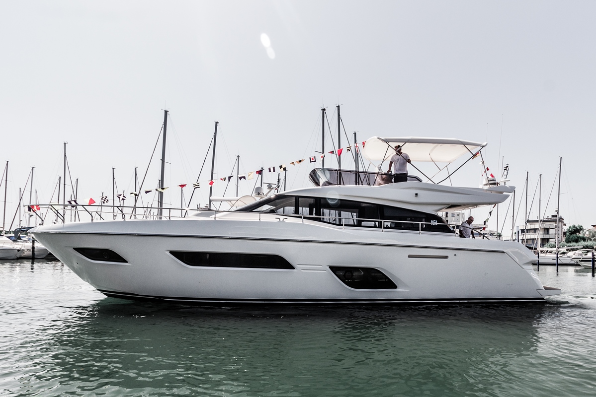 Varato il nuovo FERRETTI YACHTS 550