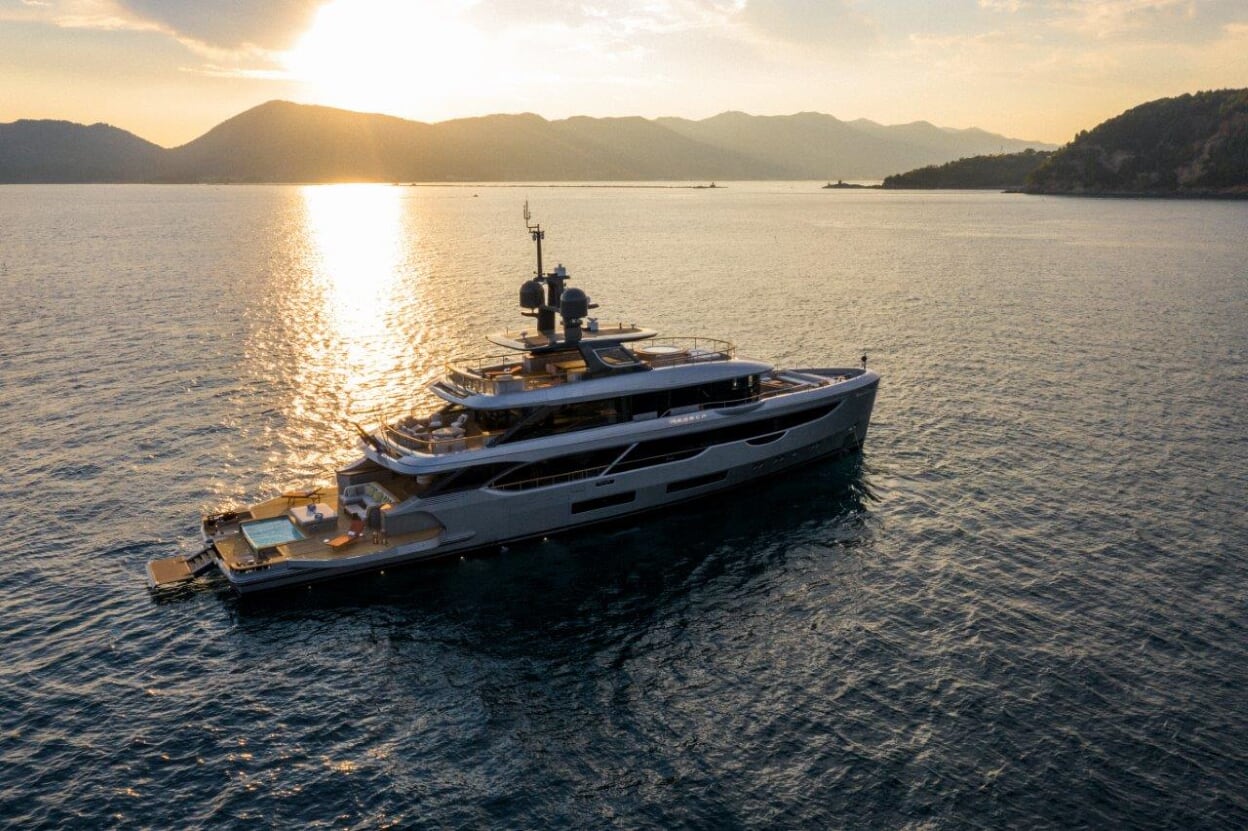 Benetti Oasis 40M: linee dinamiche, ampi spazi e design raffinato