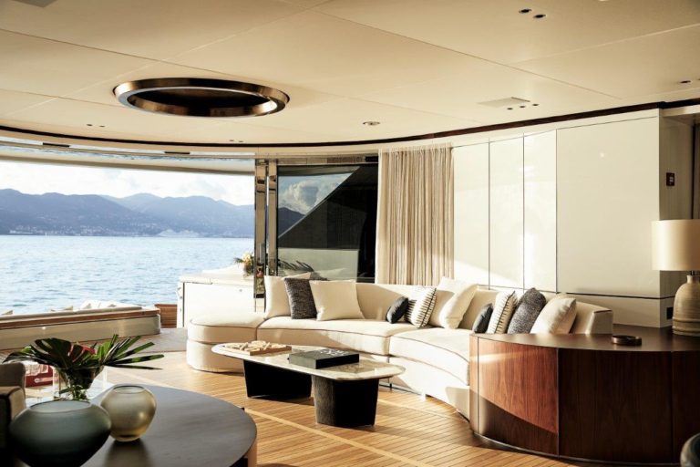 Benetti Oasis 40M: linee dinamiche, ampi spazi e design raffinato