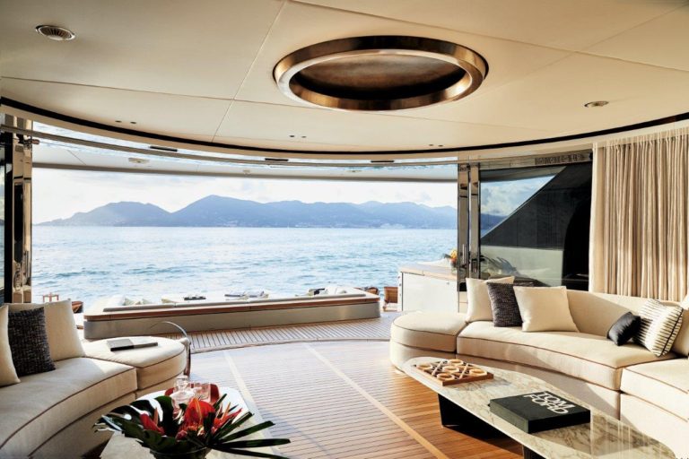 Benetti Oasis 40M: linee dinamiche, ampi spazi e design raffinato