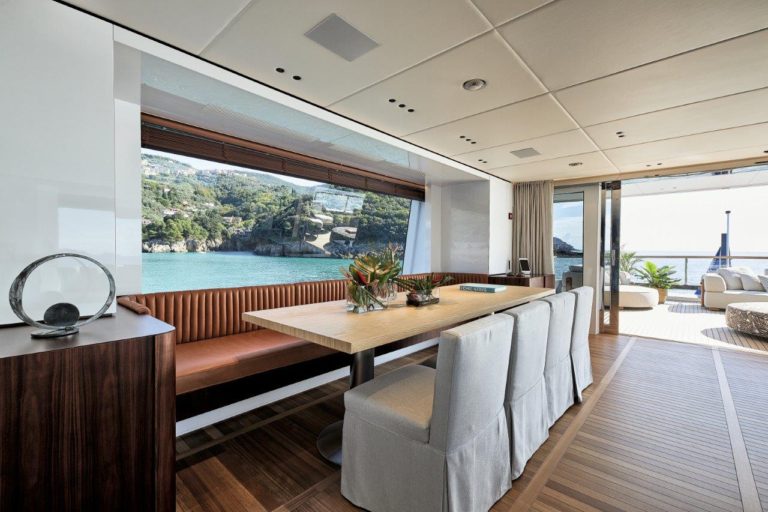Benetti Oasis 40M: linee dinamiche, ampi spazi e design raffinato