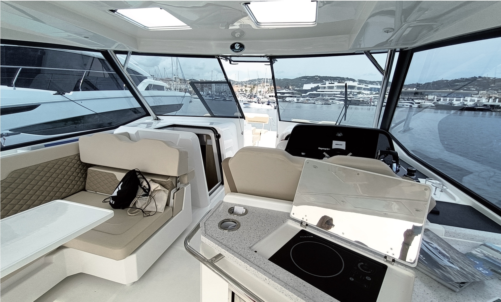 Aquila 36 Sport, catamarano di 11 metri con due motori fuoribordo