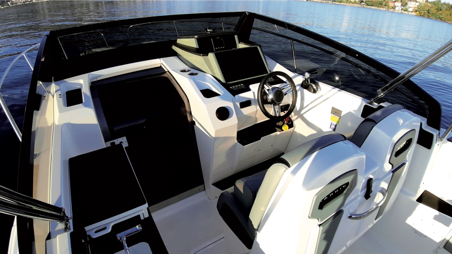 CS700 S Karnic by Selva: un day cruiser di 7,65 metri estremamente ...