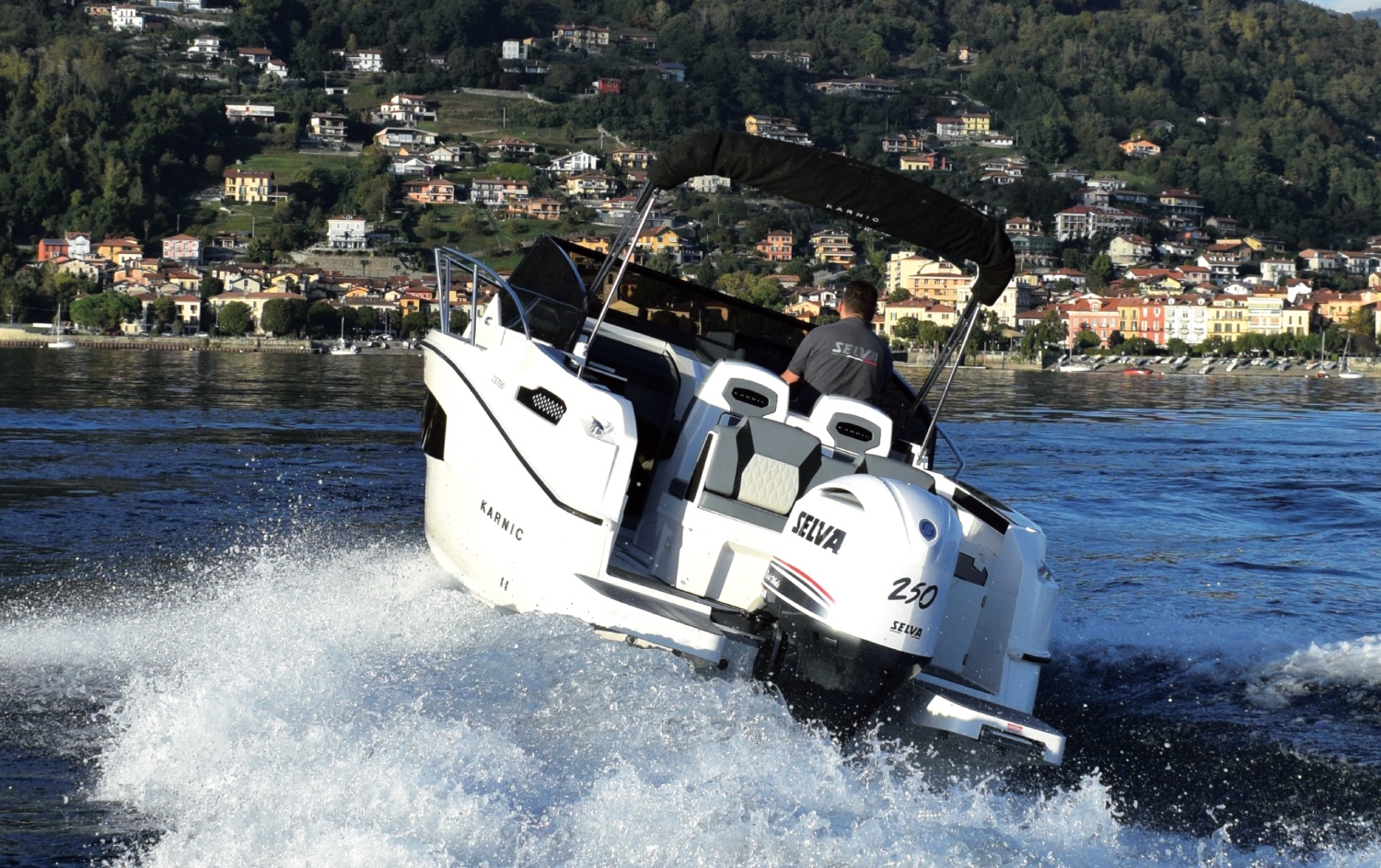 CS700 S Karnic by Selva: un day cruiser di 7,65 metri estremamente ...