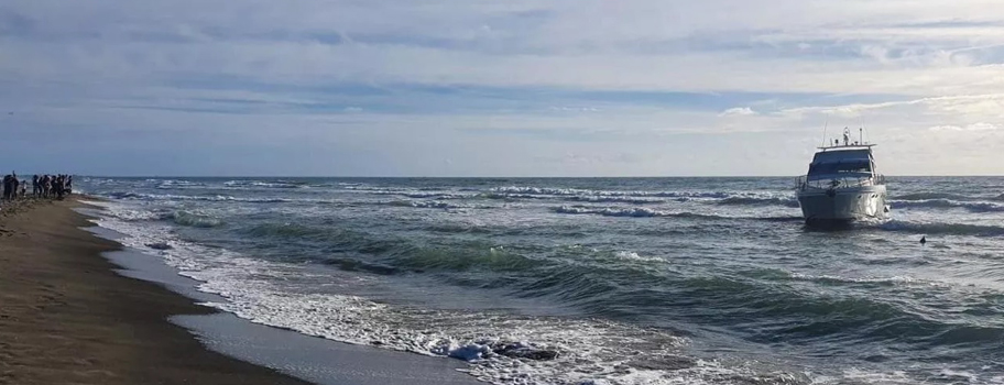 Yacht in spiaggia a Fregene: una settimana senza nessuno a bordo