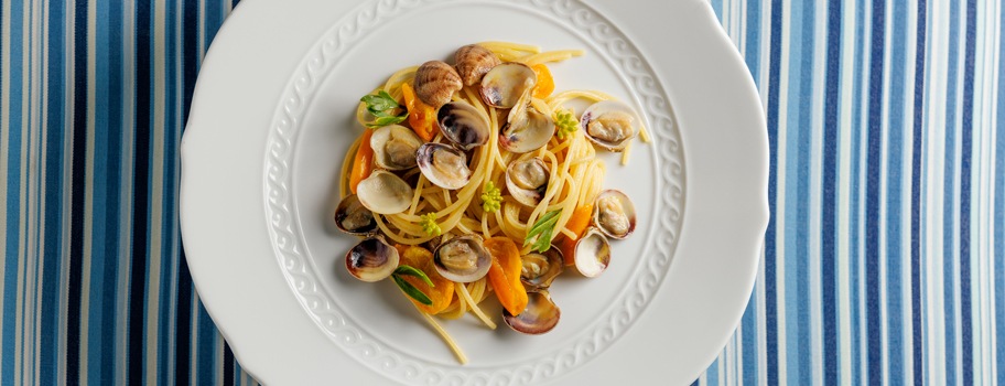 Spaghetti con i lupini: lo chef Gianfranco Pascucci esegue la ricetta