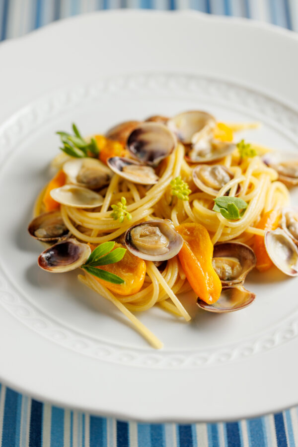 Spaghetti con i lupini: lo chef Gianfranco Pascucci esegue la ricetta